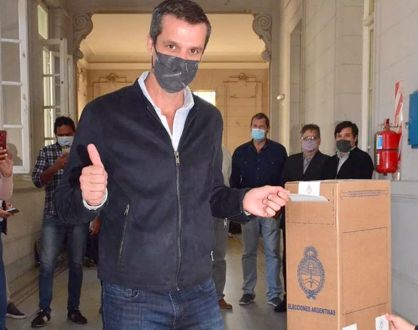Enrique Cresto emitió su voto y destacó el compromiso de la ciudadanía Enrique Cresto emitió su voto y destacó el compromiso de la ciudadanía